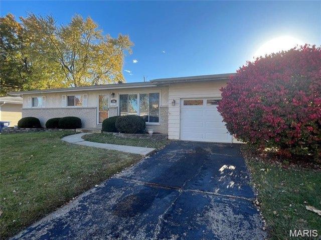 290 Francisca Dr, Florissant, MO 63031