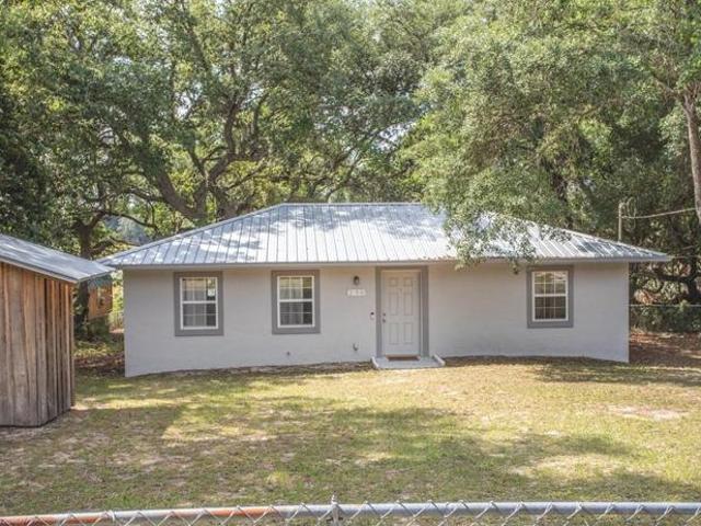 290 Swan Lake Dr, Melrose, FL 32666