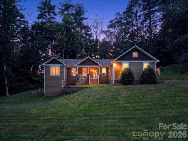 290 Sweetwater Hills Dr, Hendersonville, NC 28791
