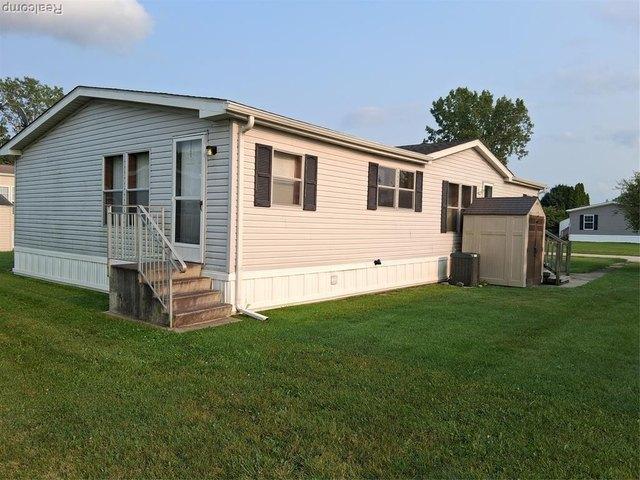 29142 Rosewood St, Flat Rock, MI 48134
