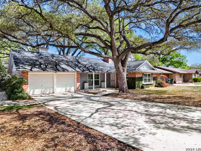 2915 Oakleaf Dr