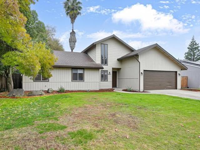 2915 S Conyer St, Visalia, CA 93277