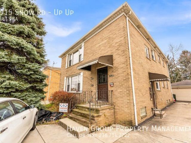 2915 Snow Rd | UP, Parma, Ohio, 44134 Spacious 3 bed 1.5 bath multi family home!