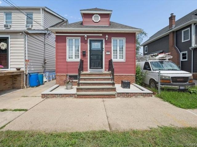 2915 Sommer Pl, Bronx, NY 10465