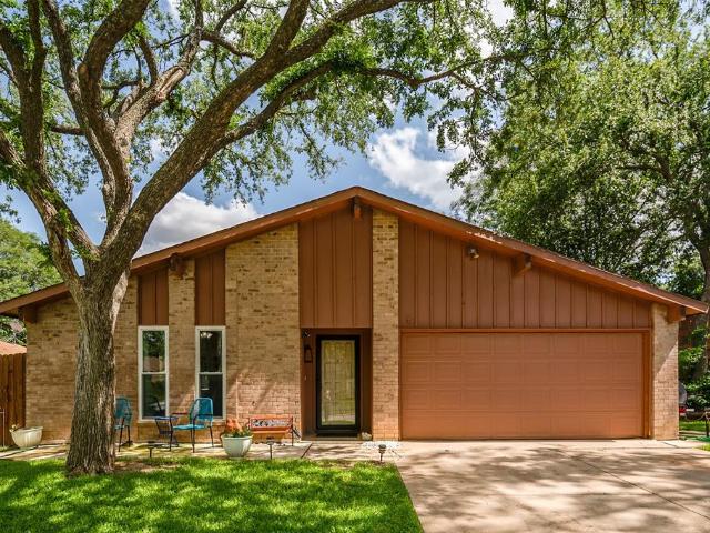 2916 White Oak Ln, 3 beds, 2 full baths