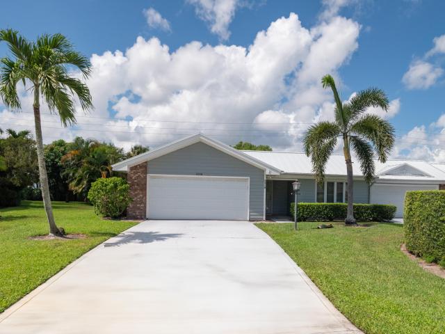 2918 SE Fairway W, Unit 13, Stuart, FL 34997 | MLS #R11147 | Compass