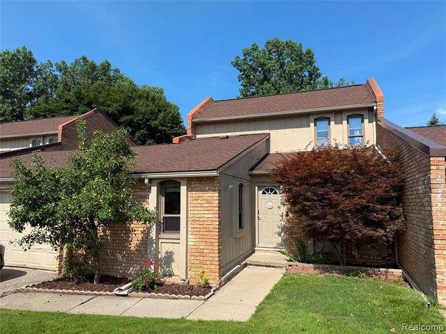 2910 Moon Lake Dr, West Bloomfield Township, MI 48323