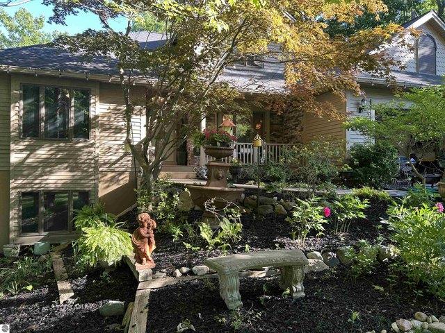 2910 Cedarwood Ln, Traverse City, MI 49686