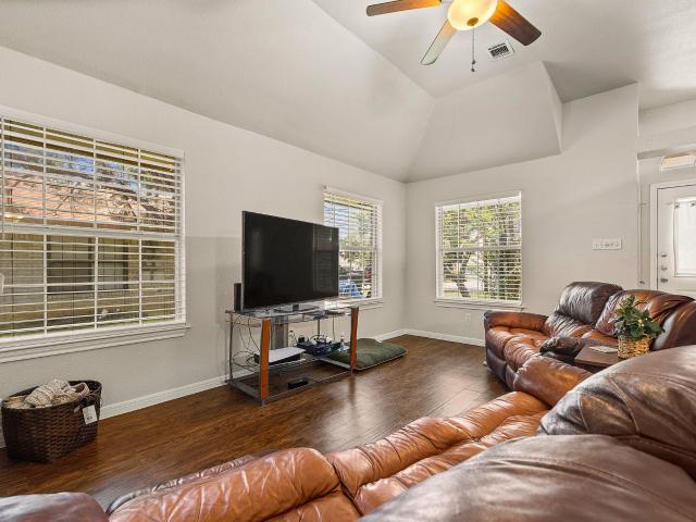 2910 Whisper Oaks Ln