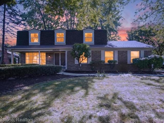 29110 Lake Park Dr, Farmington Hills, MI 48331