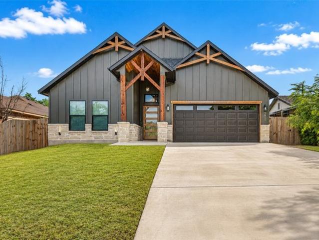 2911 NW 30th St, Fort Worth, TX 76106