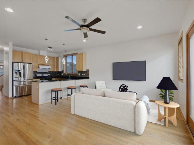2911 S Farrell Street, Chicago, US, IL