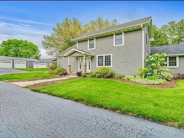 2912 Woodlawn Rd, Sterling, IL 61081