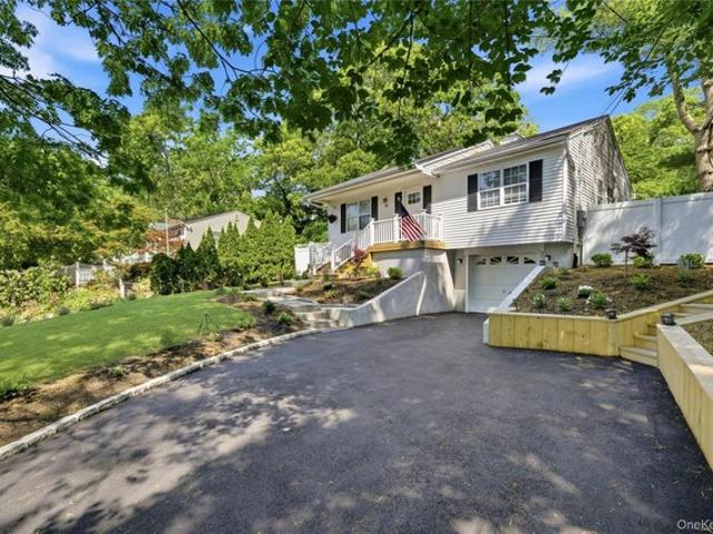 291 Locust Dr, Rocky Point, NY 11778