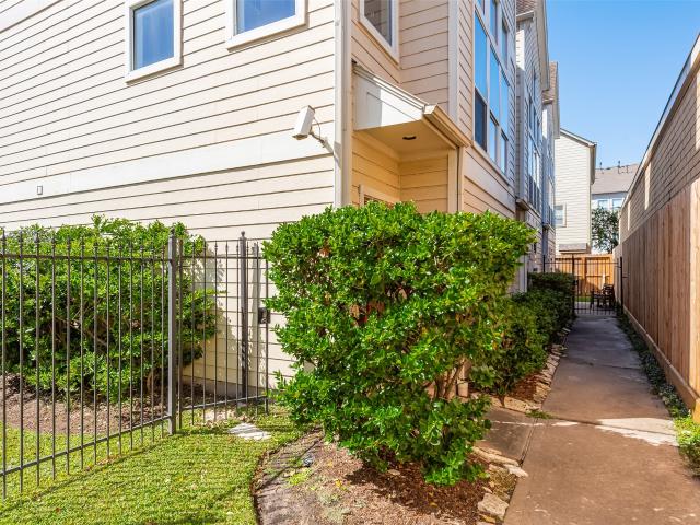 2924 Crawford St, Houston, TX 77004 | Compass