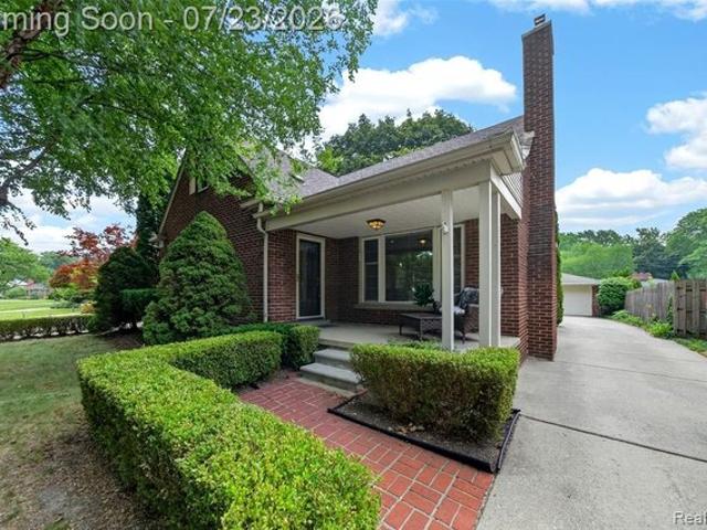 2925 Bembridge Rd, Royal Oak, MI 48073