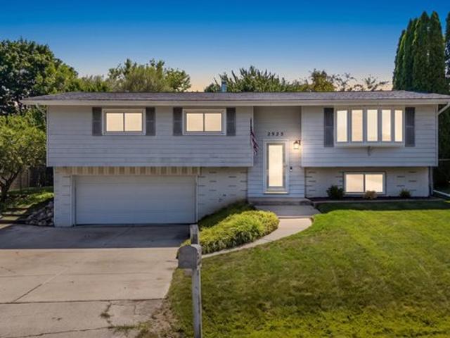 2925 Cherry Tree Ct, Caledonia, WI 53402