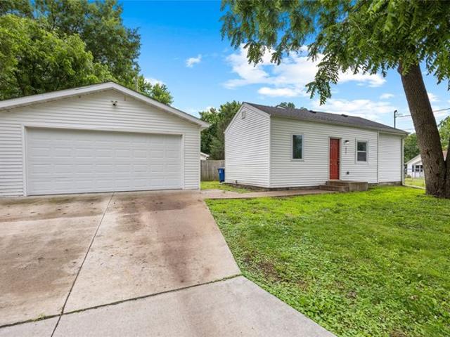 2925 E 37th St, Des Moines, IA 50317