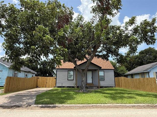 2925 17th St, Port Arthur, TX 77642