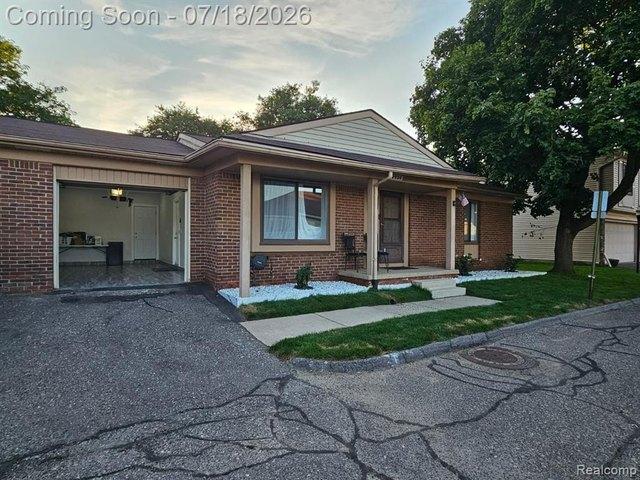 2926 Roundtree Dr, Troy, MI 48083