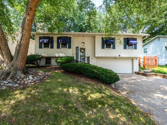 2928 Oxford Dr, Bettendorf, IA 52722