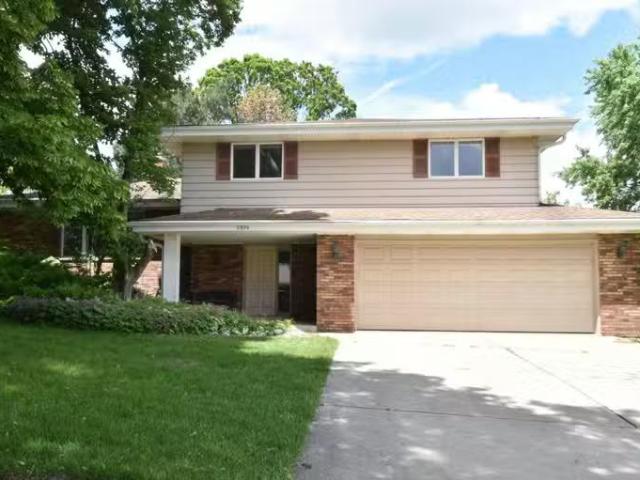 2920 MINOT LN, WAUKESHA, WI 53188 Single Family Residence For.