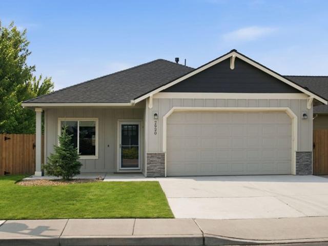 2920 NW Hemlock Ln, Redmond, OR 97756