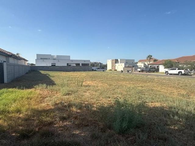 2920 Dickinson Dr, Laredo, TX 78041