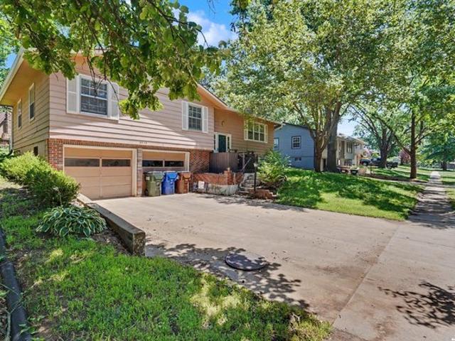 2920 Yellowstone Dr, Lawrence, KS 66047