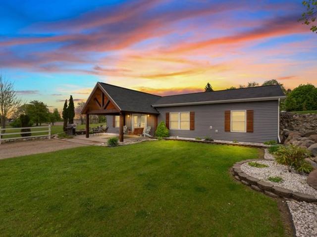 2922 S Hillsdale Rd, Hillsdale, MI 49242