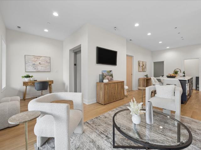 2923 N Southport Avenue # 2