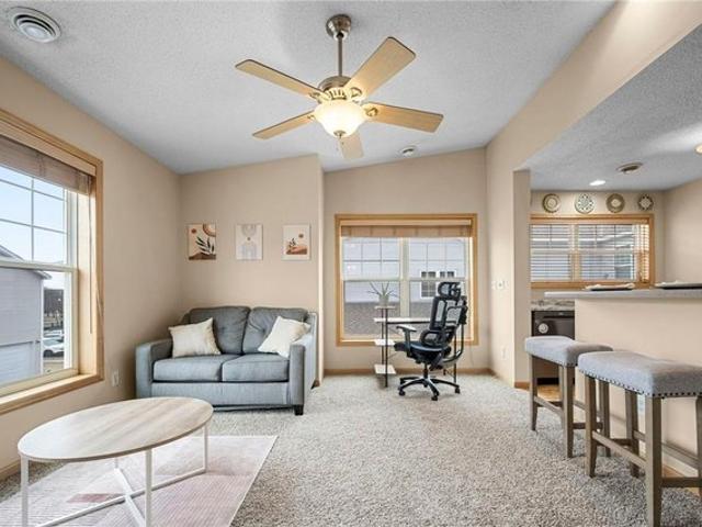 2923 Hemingway Dr, Chaska, MN 55318