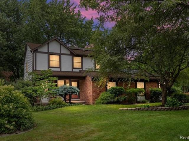 2937 Waterloo Dr, Troy, MI 48084