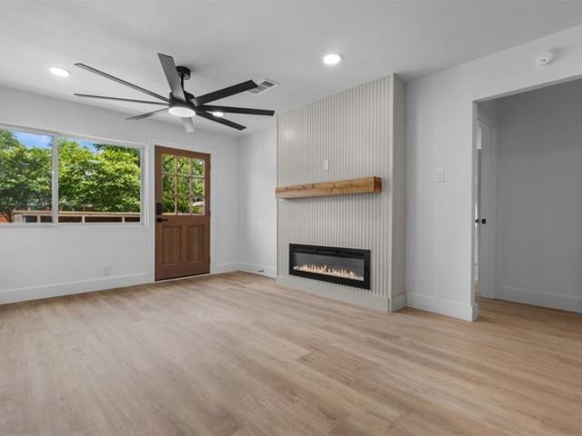 2938 Hillglenn Rd, Dallas, TX 75228