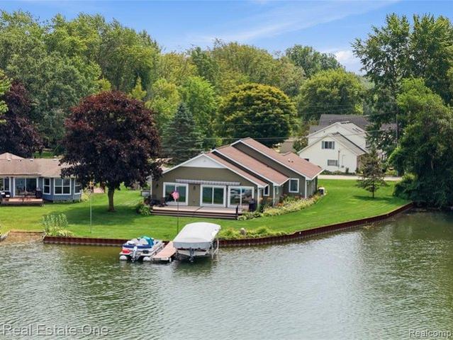 2939 Tamarack Lake Dr, Hamburg Township, MI 48169