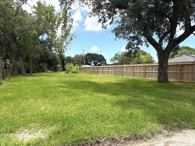 2930 3rd Ave N, Texas City, TX 77590