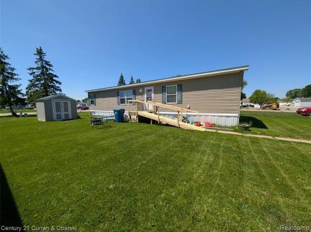 29319 Maple Dr, Flat Rock, MI 48134