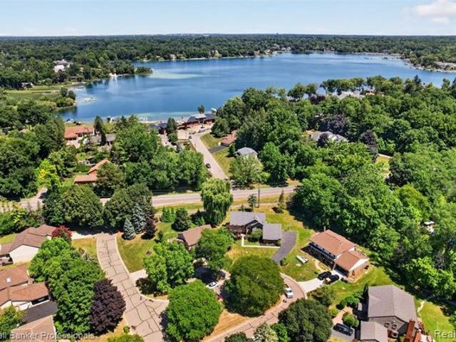2932 Constitution Ct, West Bloomfield Township, MI 48322