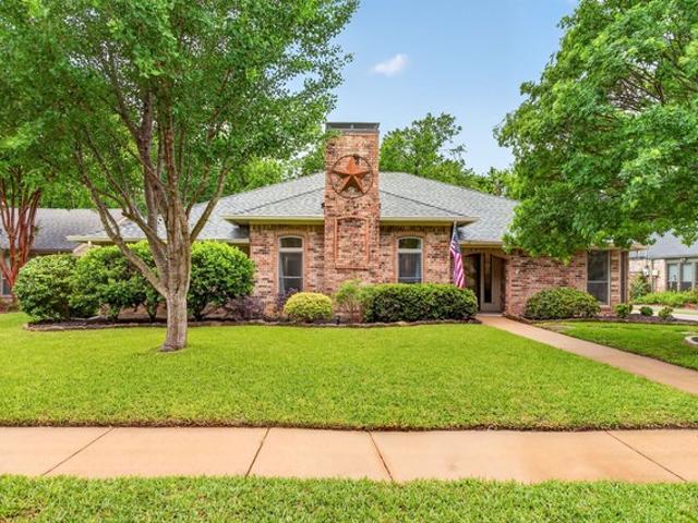 2932 S Creekwood Dr, Grapevine, TX 76051