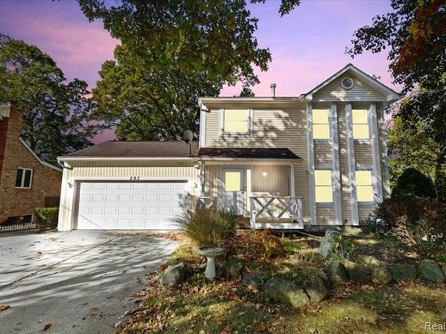 293 Clairemont Dr, Orion, MI 48362
