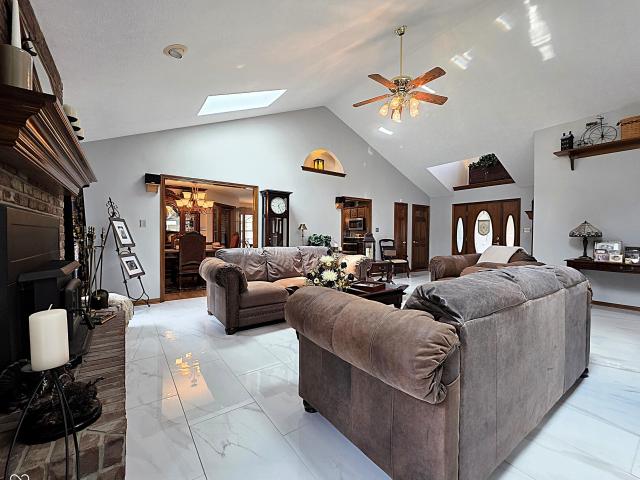 293 E Woodfield Lane