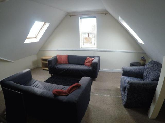 293 Wimborne Road 4 bed apartment to rent £1,450 pcm £335 pw