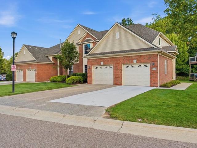 29442 Woodpark Cir, Warren, MI 48092