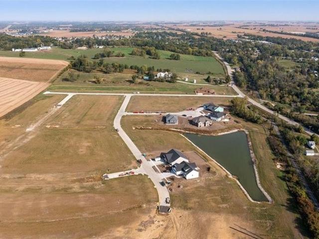 2945 Trailside Dr, Robins, IA 52328
