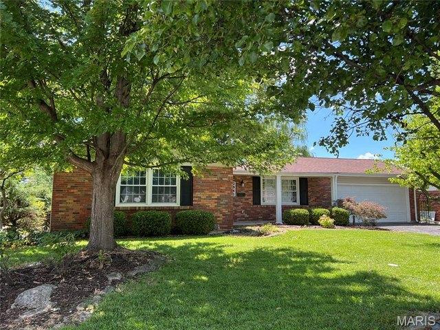 2941 Elmcrest Dr, Saint Charles, MO 63301