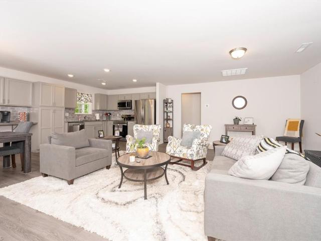 2943 Leslie Lane