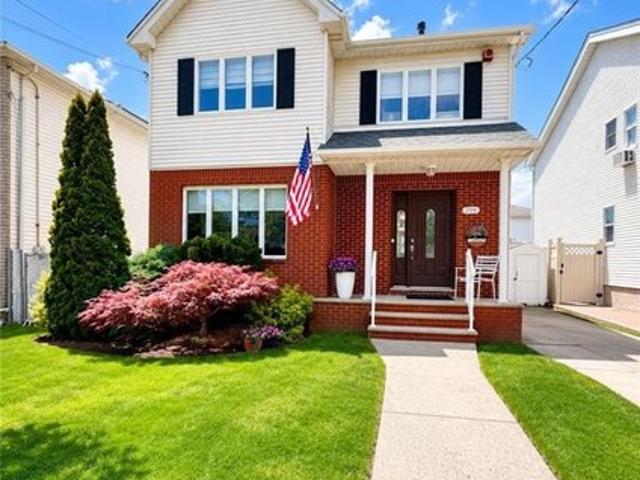 294 Chelsea St, Richmond Hill, NY 10307