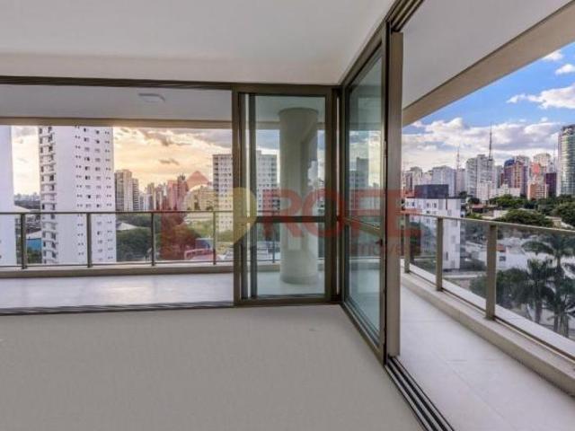 294 m² com 4 suítes e 5 vagas. São espaços amplos, com um olhar 180º sobre o Ibirapuera