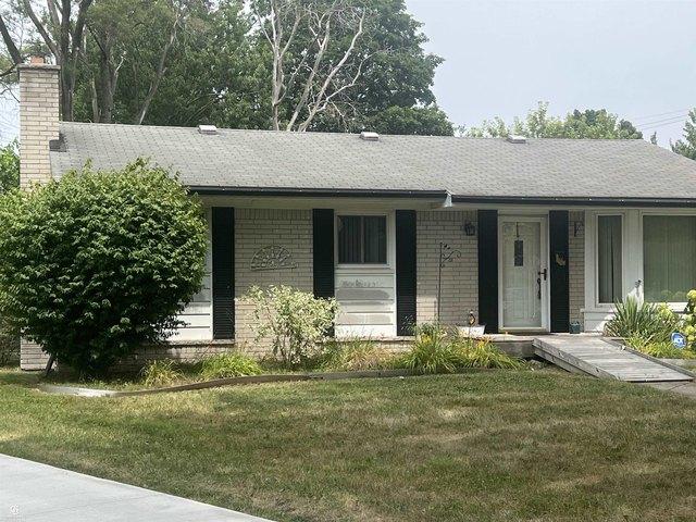 29581 Newport Dr, Warren, MI 48088