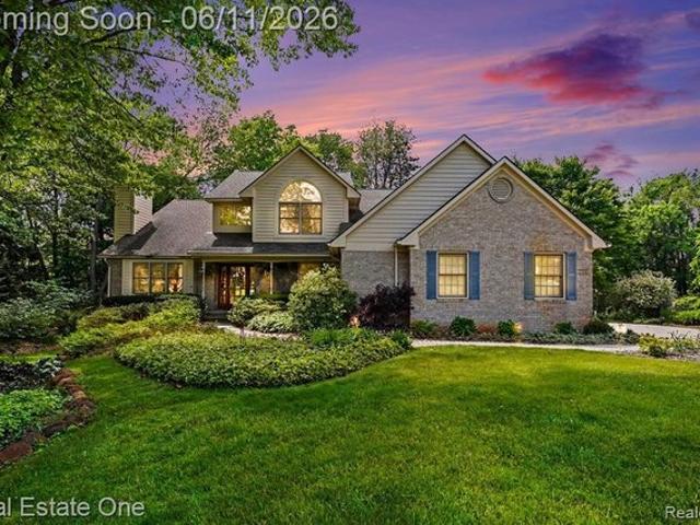 2958 Pine Needle Dr, White Lake, MI 48383